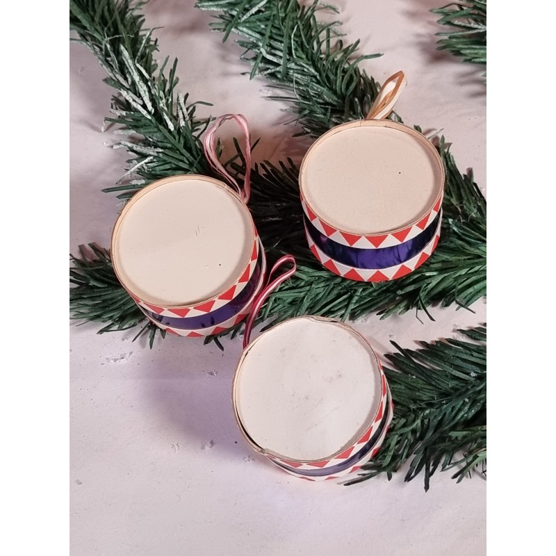 Gamle pap trommer med blå folie, mål: 3 x 5 cm.